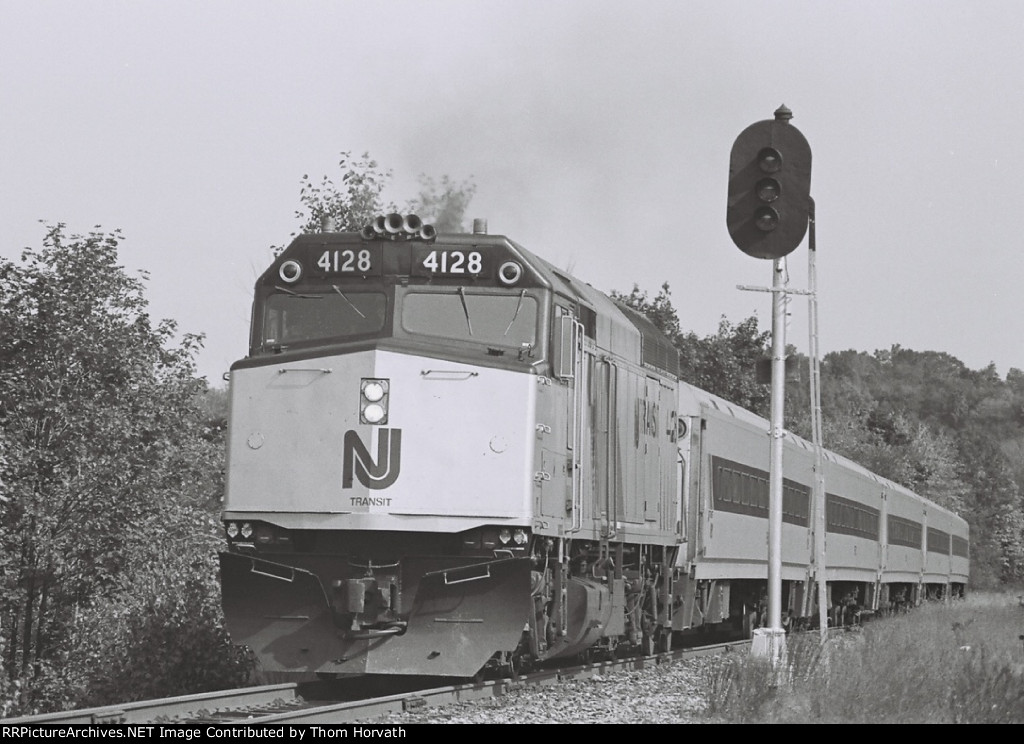 NJT 4128 leads this noon time P'burg train west